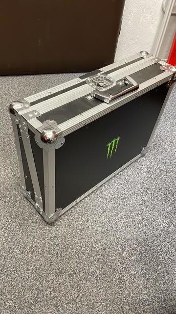 NABÍZÍM Line 6 M13 Stompbox Modeler s kufrom