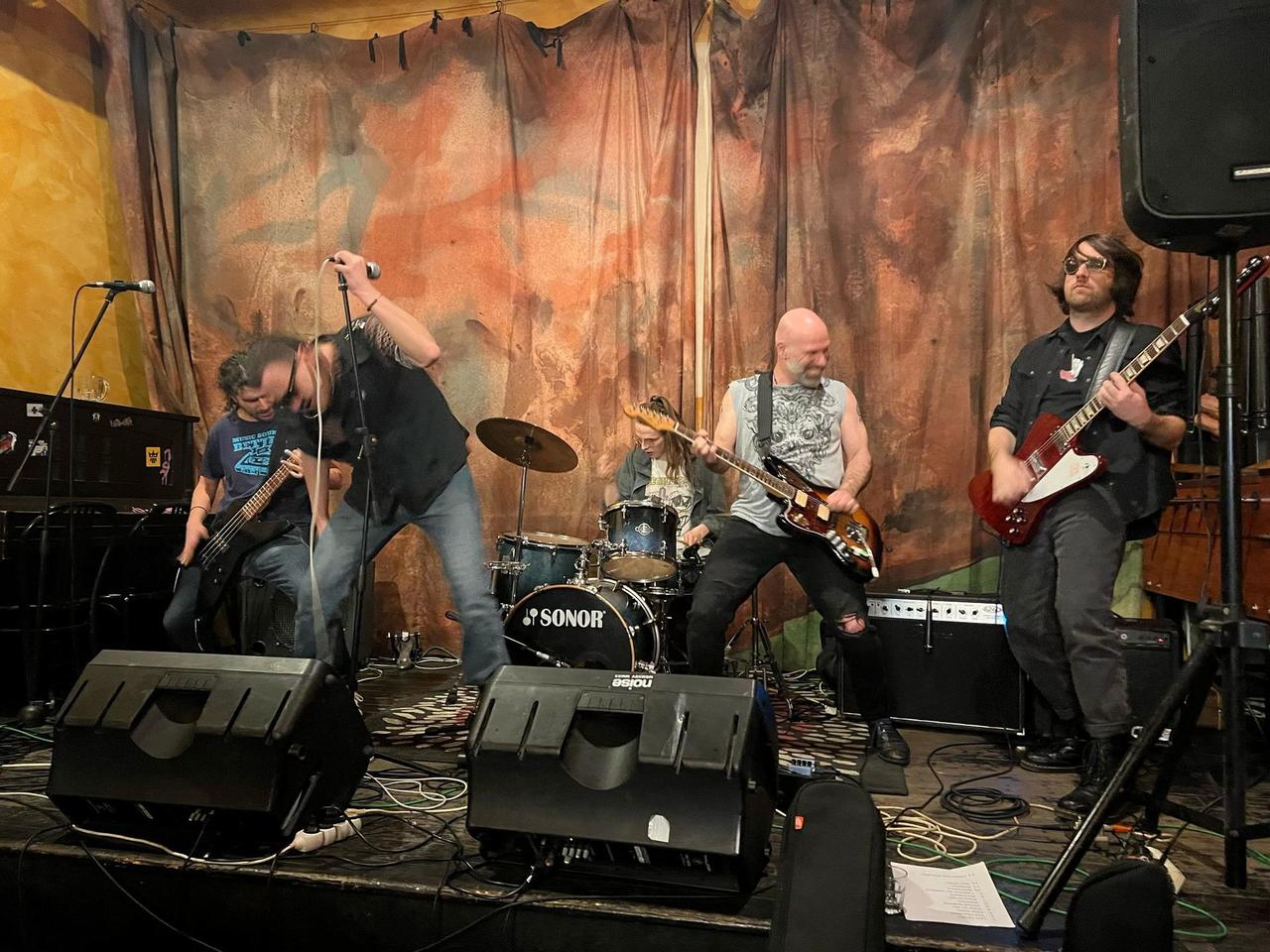 RŮZNÉ Punk Rock Band The Black Biles Needs a New Drummer!