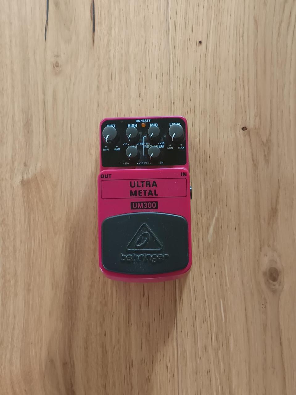 NABÍZÍM BEHRINGER UM300