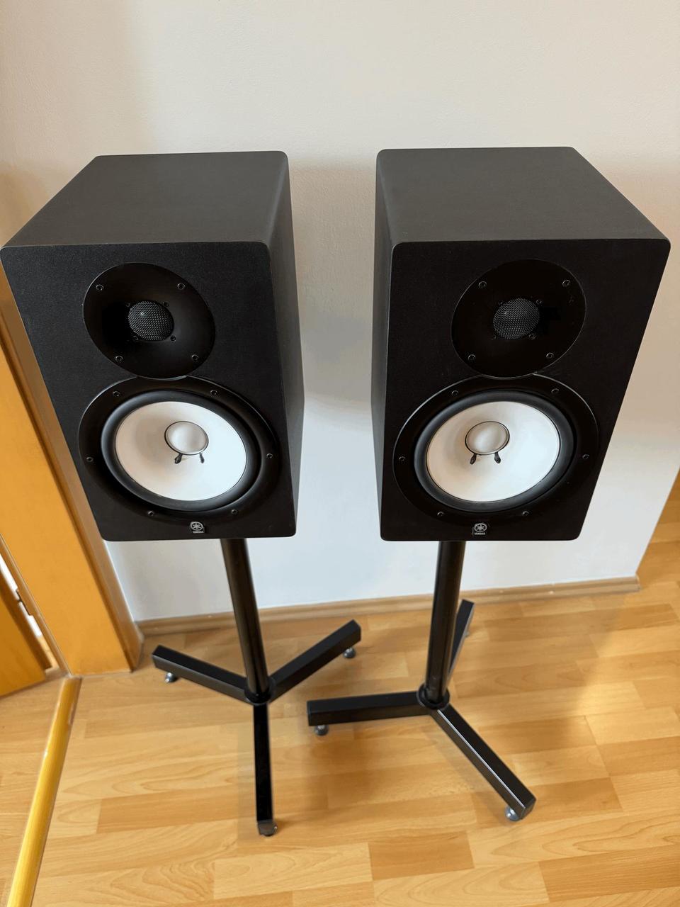 NABÍZÍM Studiové monitory Yamaha HS80M + stojany