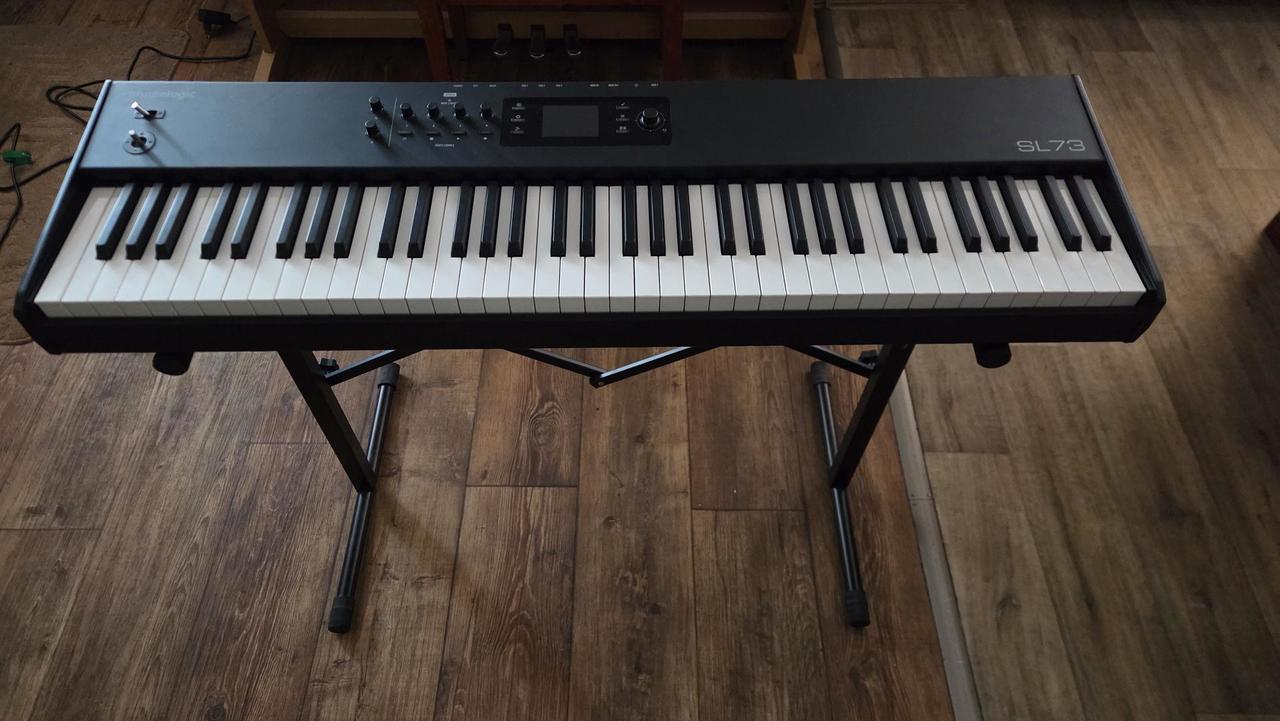 NABÍZÍM Studiologic SL73 MK2 (MKII) + Gator obal, sustain pedál VFP1