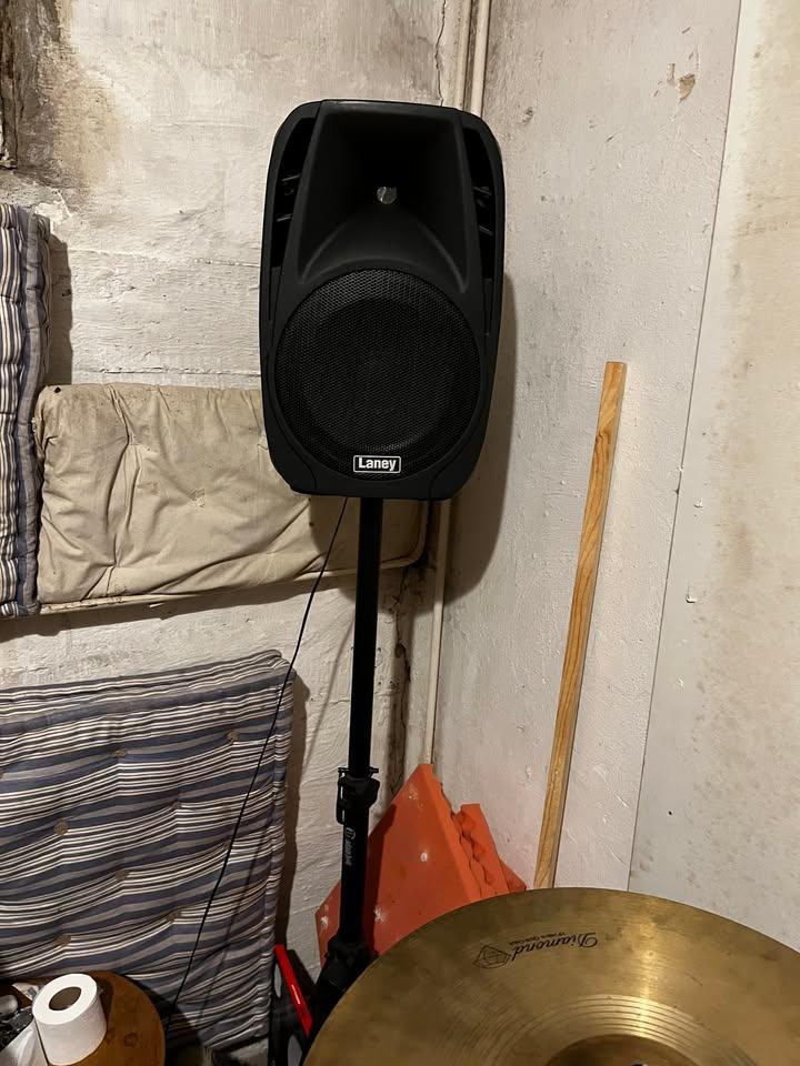 NABÍZÍM Laney AH2500D + stojany